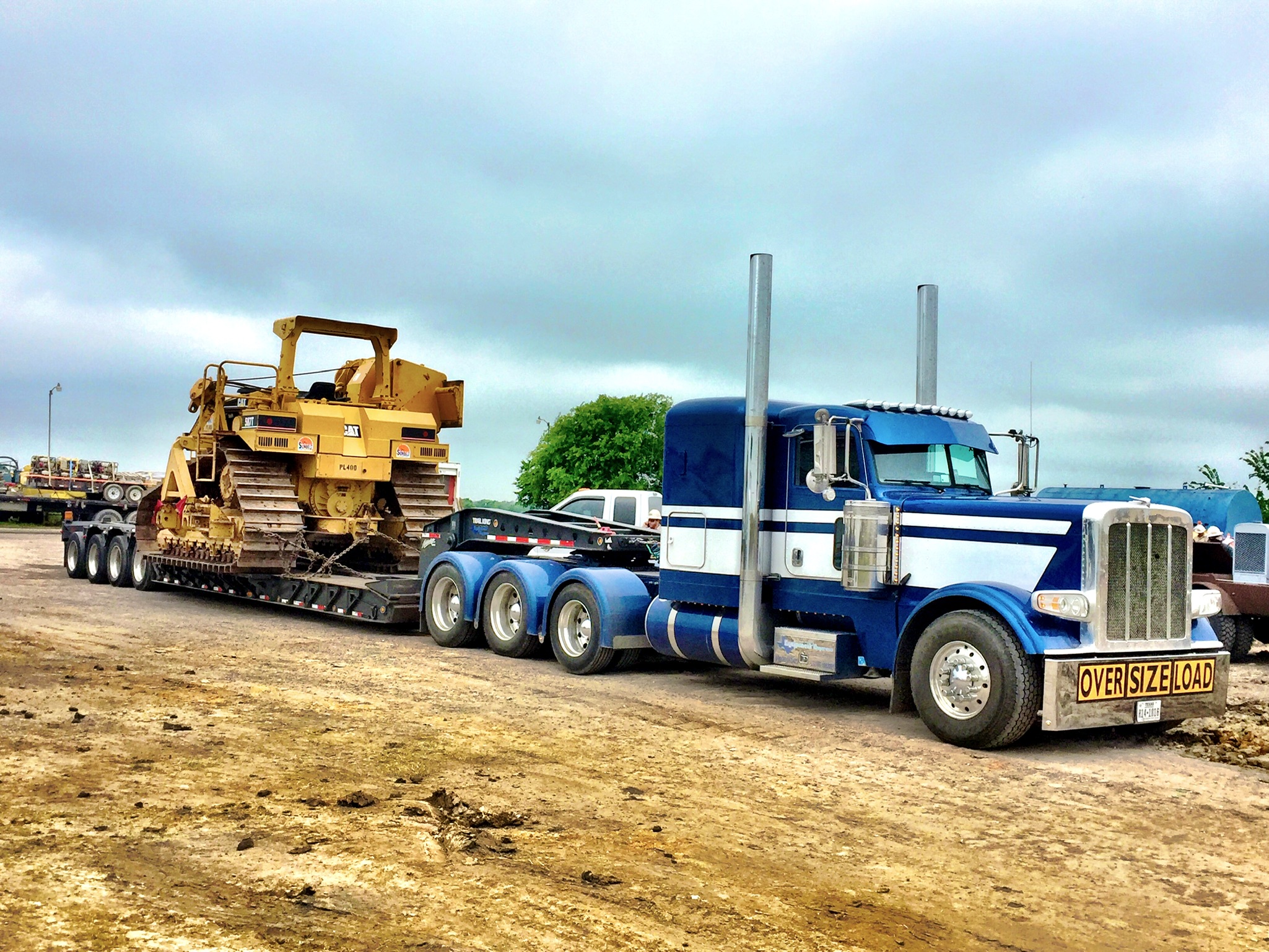 Oil & Gas Heavy Hauling Services - Equipment Express Inc.